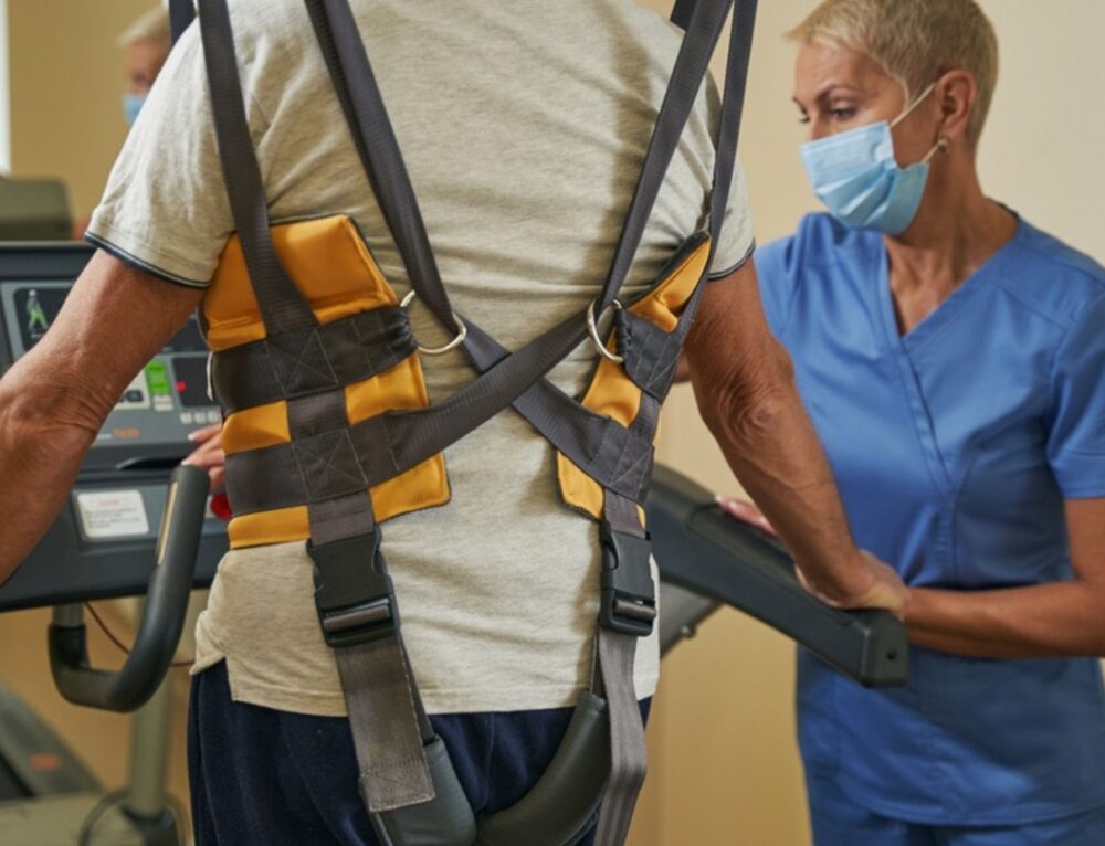 Mirror Therapy: How It Works and When It Is Used - Propel Physiotherapy